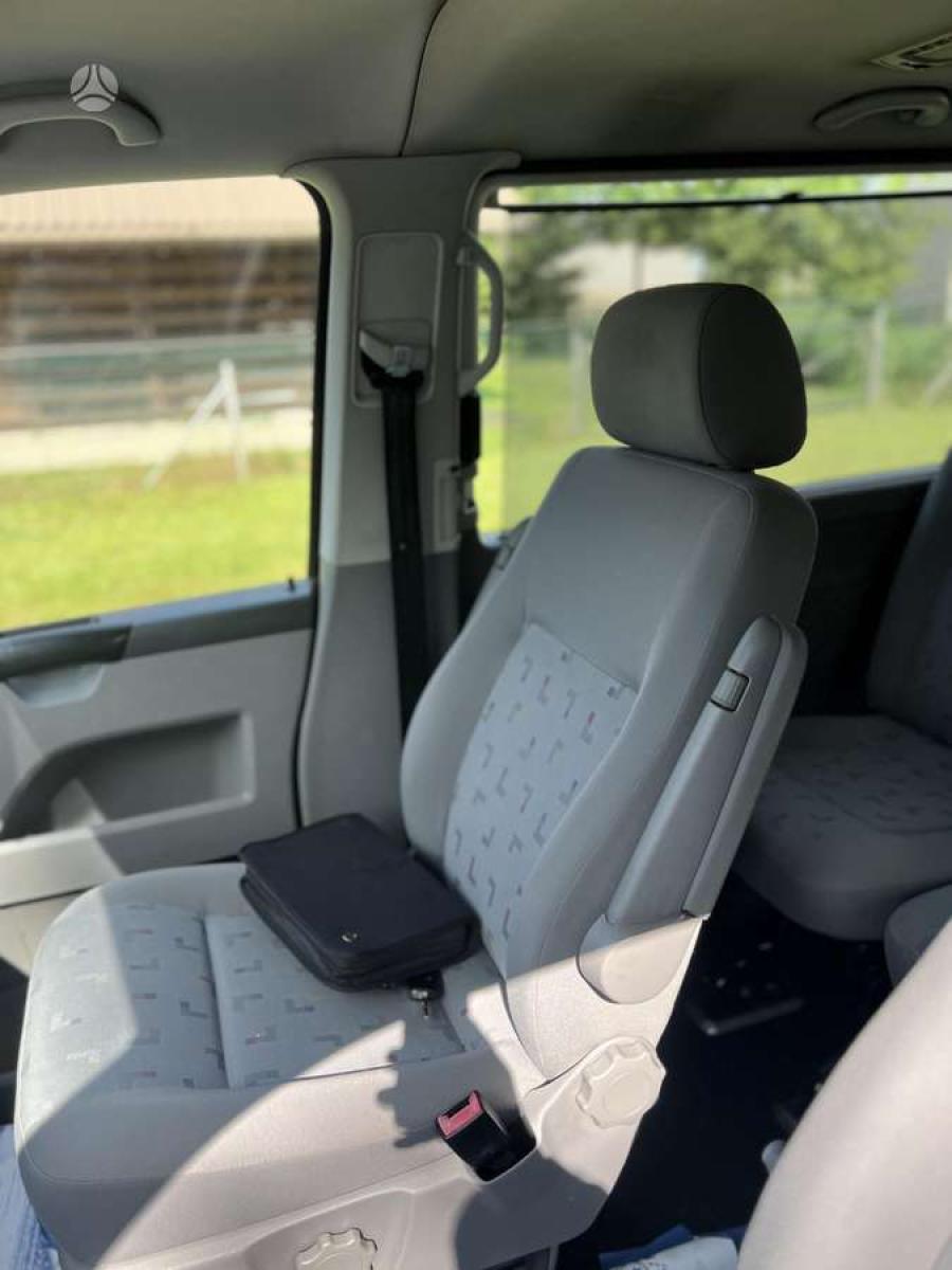 Red Volkswagen Caravelle 2005 in Utena, with an engine capacity of 2.50 L and mileage of 338 thousand km for 5950 €, photo 21 on AUTOMOTO.COM.LV