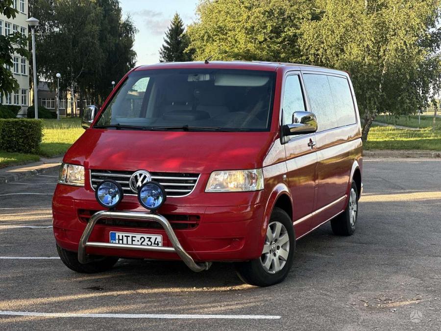 Red Volkswagen Caravelle 2005 in Radviliskis, with an engine capacity of 2.50 L and mileage of 230 thousand km for 6200 €, photo 1 on AUTOMOTO.COM.LV