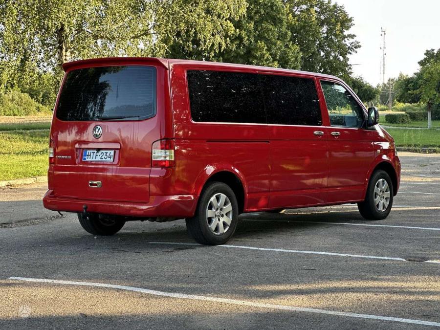 Red Volkswagen Caravelle 2005 in Radviliskis, with an engine capacity of 2.50 L and mileage of 230 thousand km for 6200 €, photo 4 on AUTOMOTO.COM.LV