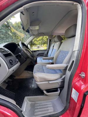 Red Volkswagen Caravelle 2005 in Radviliskis, with an engine capacity of 2.50 L and mileage of 230 thousand km for 6200 €, photo 7 on AUTOMOTO.COM.LV