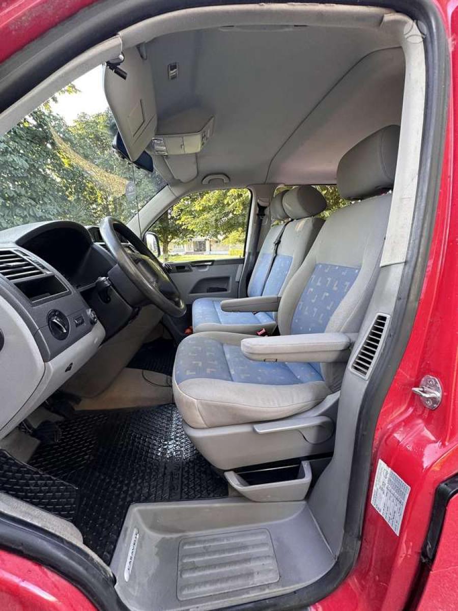 Red Volkswagen Caravelle 2005 in Radviliskis, with an engine capacity of 2.50 L and mileage of 230 thousand km for 6200 €, photo 7 on AUTOMOTO.COM.LV