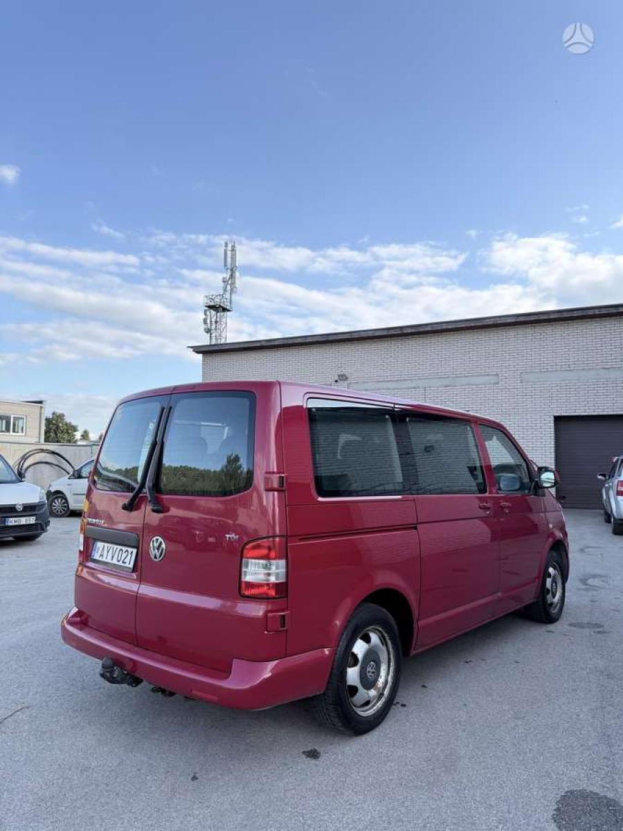Red Volkswagen Caravelle 2010 in Kaunas, with an engine capacity of 1.97 L and mileage of 274 thousand km for 10600 €, photo 11 on AUTOMOTO.COM.LV