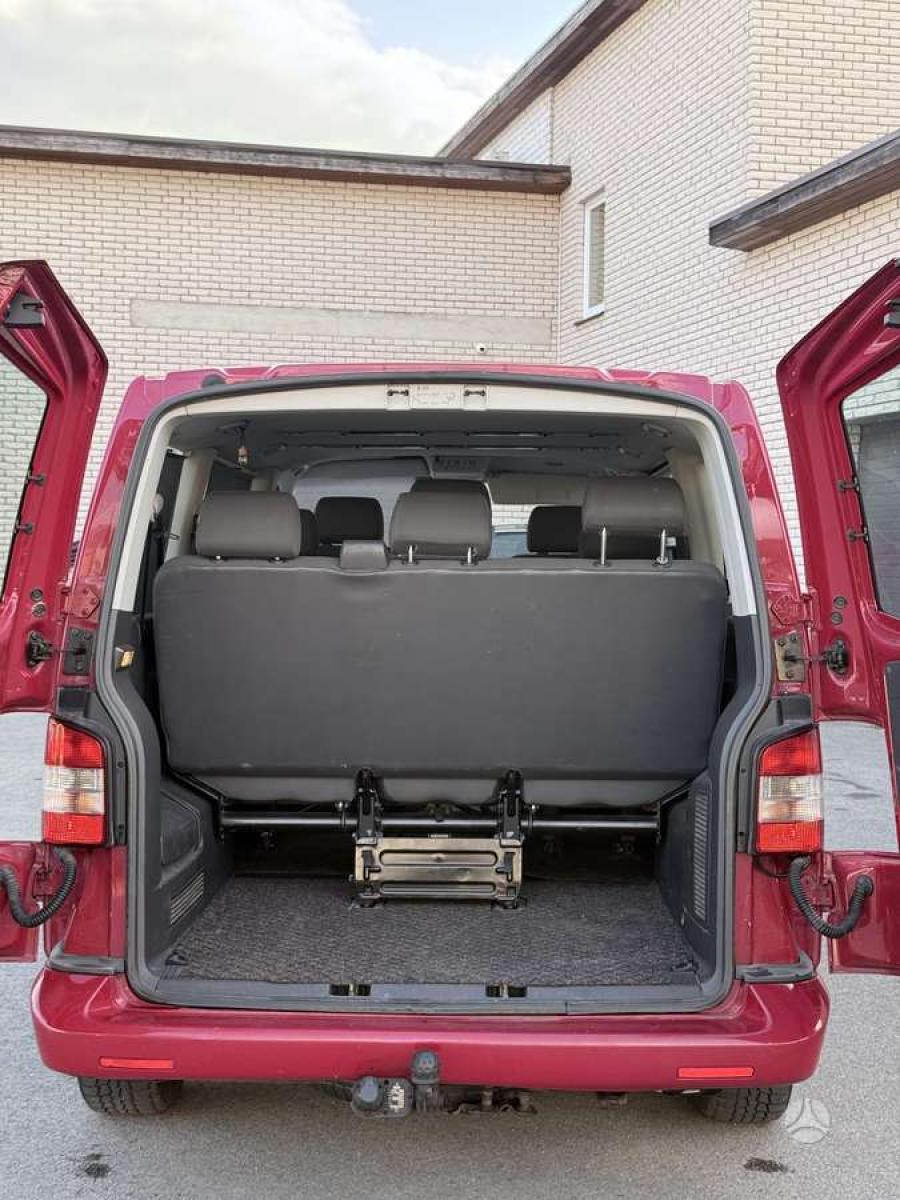 Red Volkswagen Caravelle 2010 in Kaunas, with an engine capacity of 1.97 L and mileage of 274 thousand km for 10600 €, photo 18 on AUTOMOTO.COM.LV