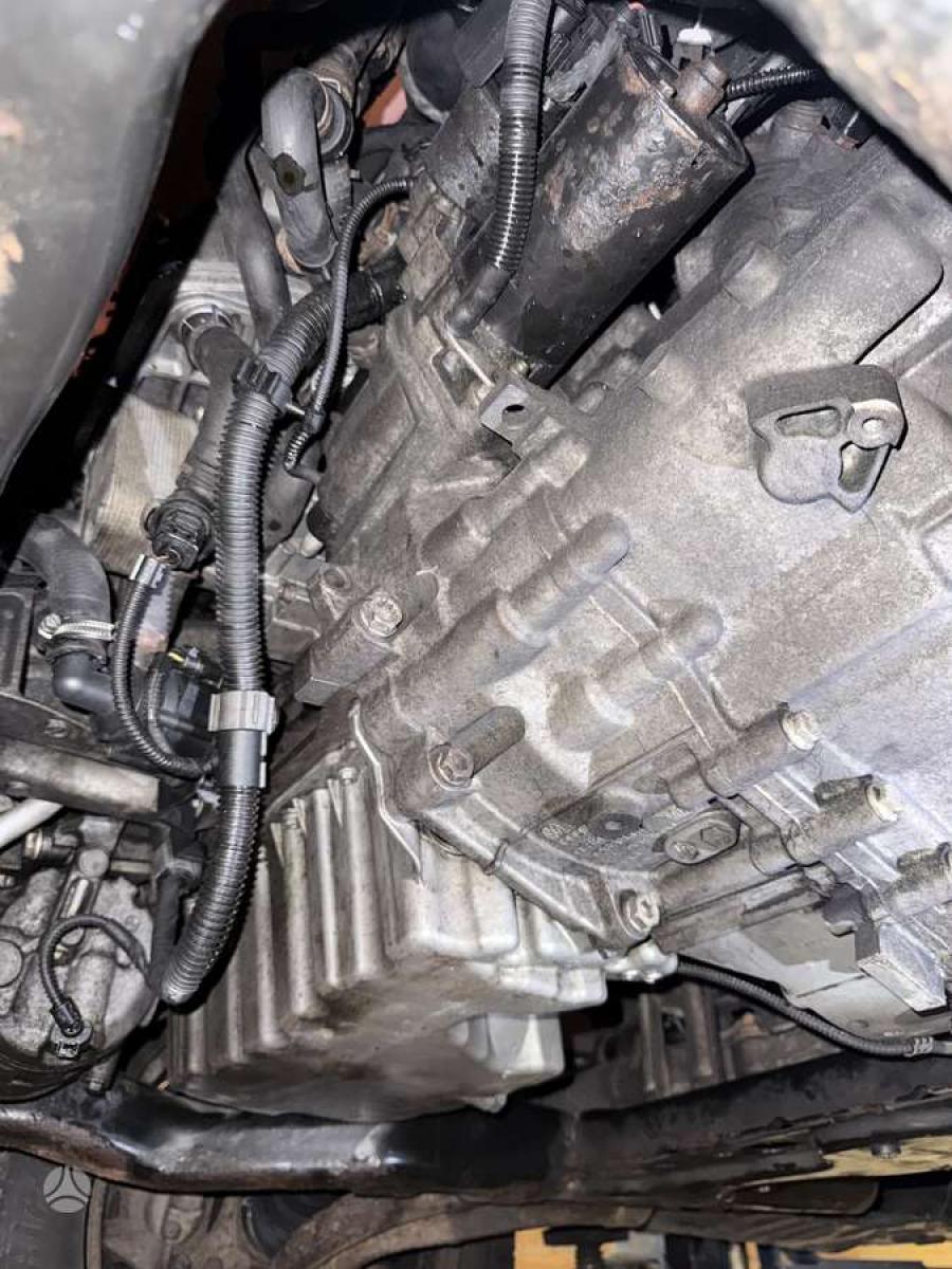 Red Volkswagen Caravelle 2010 in Kaunas, with an engine capacity of 1.97 L and mileage of 274 thousand km for 10600 €, photo 35 on AUTOMOTO.COM.LV