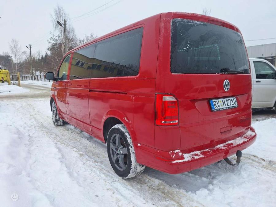 Red Volkswagen Caravelle 2015 in Vilnius, with an engine capacity of 2.00 L and mileage of 282 thousand km for 17300 €, photo 3 on AUTOMOTO.COM.LV
