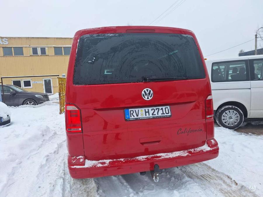 Red Volkswagen Caravelle 2015 in Vilnius, with an engine capacity of 2.00 L and mileage of 282 thousand km for 17300 €, photo 4 on AUTOMOTO.COM.LV