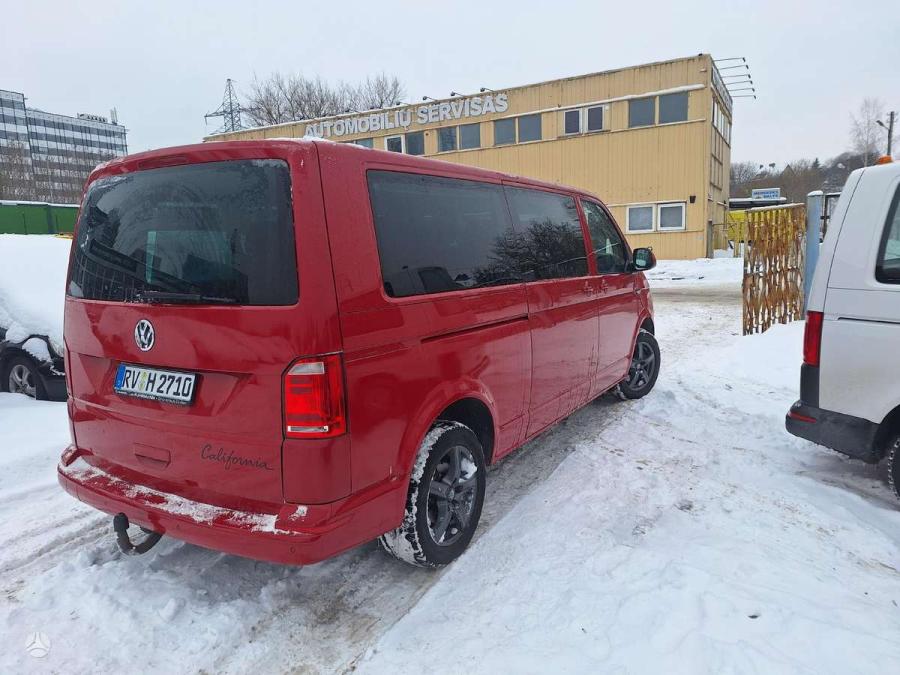 Red Volkswagen Caravelle 2015 in Vilnius, with an engine capacity of 2.00 L and mileage of 282 thousand km for 17300 €, photo 5 on AUTOMOTO.COM.LV