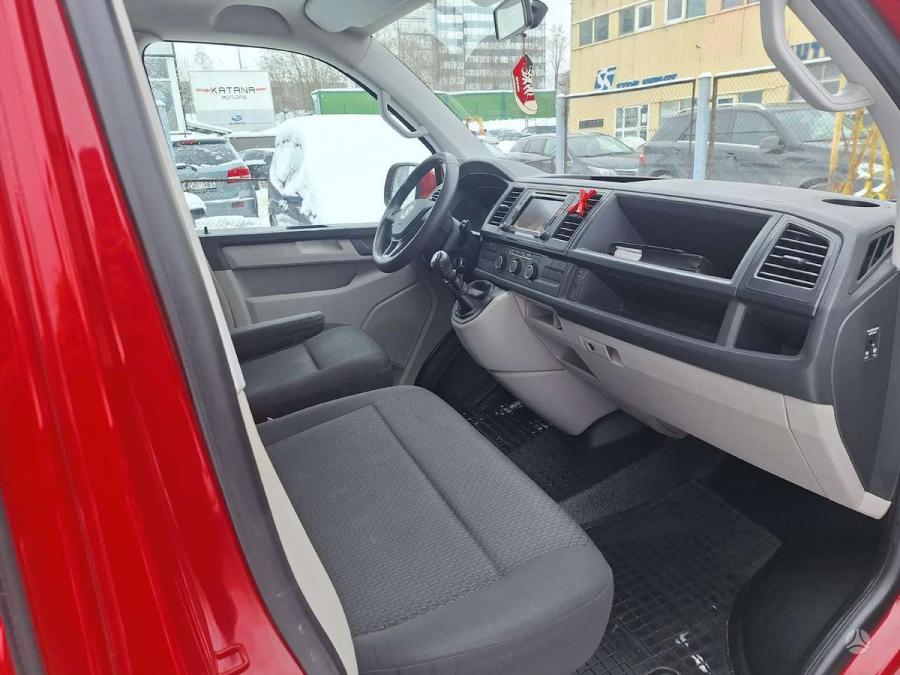 Red Volkswagen Caravelle 2015 in Vilnius, with an engine capacity of 2.00 L and mileage of 282 thousand km for 17300 €, photo 8 on AUTOMOTO.COM.LV