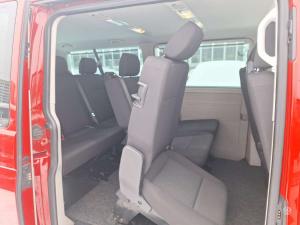 Red Volkswagen Caravelle 2015 in Vilnius, with an engine capacity of 2.00 L and mileage of 282 thousand km for 17300 €, photo 9 on AUTOMOTO.COM.LV