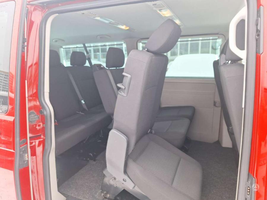 Red Volkswagen Caravelle 2015 in Vilnius, with an engine capacity of 2.00 L and mileage of 282 thousand km for 17300 €, photo 9 on AUTOMOTO.COM.LV
