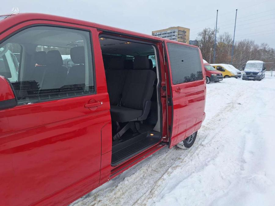 Red Volkswagen Caravelle 2015 in Vilnius, with an engine capacity of 2.00 L and mileage of 282 thousand km for 17300 €, photo 11 on AUTOMOTO.COM.LV