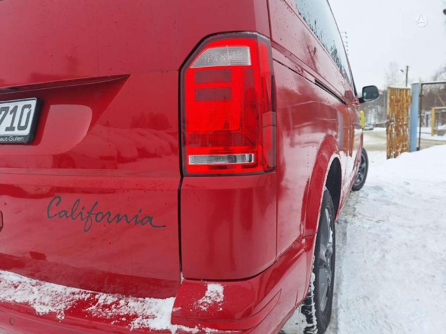 Red Volkswagen Caravelle 2015 in Vilnius, with an engine capacity of 2.00 L and mileage of 282 thousand km for 17300 €, photo 13 on AUTOMOTO.COM.LV