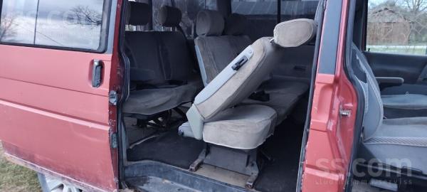 Sarkans Volkswagen Caravelle 1994 Rīga, ar dzinēja tilpumu 2.50 L un nobraukumu 462 tūkst. km par 1200 €, foto 6 vietnē AUTOMOTO.COM.LV