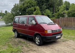 Sarkans Volkswagen Caravelle 1994 Ludza, ar dzinēja tilpumu 2.40 L un nobraukumu 547 tūkst. km par 2500 €, foto  vietnē AUTOMOTO.COM.LV