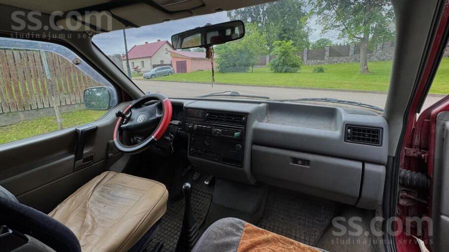 Sarkans Volkswagen Caravelle 1994 Ludza, ar dzinēja tilpumu 2.40 L un nobraukumu 547 tūkst. km par 2500 €, foto 6 vietnē AUTOMOTO.COM.LV