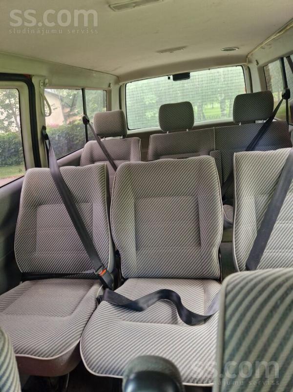 Sarkans Volkswagen Caravelle 1997 Preiļi, ar dzinēja tilpumu 2.50 L un nobraukumu 550 tūkst. km par 3800 €, foto 3 vietnē AUTOMOTO.COM.LV