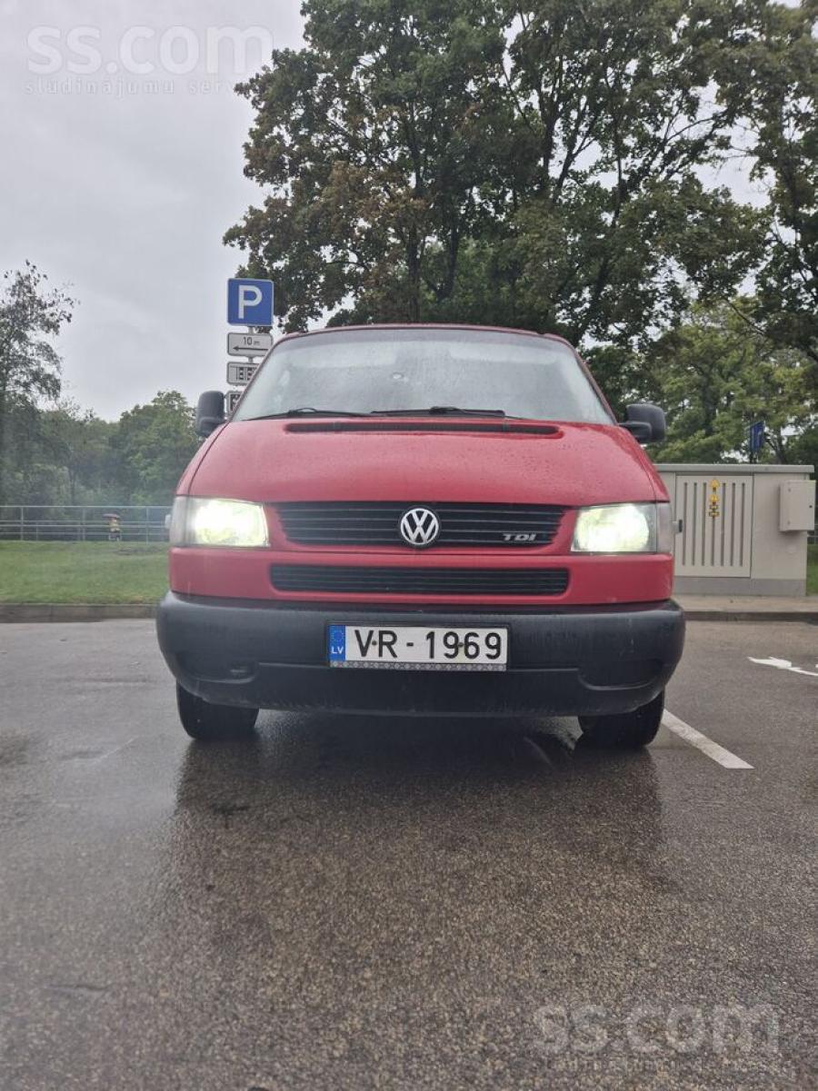 Red Volkswagen Caravelle 1997 in Jekabpils, with an engine capacity of 2.50 L and mileage of 520 thousand km for 3300 €, photo 3 on AUTOMOTO.COM.LV