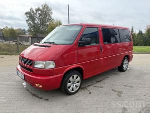 Sarkans Volkswagen Caravelle 1998 Rēzekne, ar dzinēja tilpumu 2.50 L un nobraukumu 321 tūkst. km par 2250 €, foto  vietnē AUTOMOTO.COM.LV