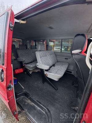 Sarkans Volkswagen Caravelle 1999 Rīga, ar dzinēja tilpumu 2.50 L un nobraukumu 760 tūkst. km par 2450 €, foto 6 vietnē AUTOMOTO.COM.LV