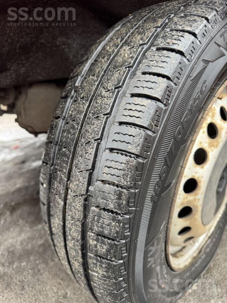 Sarkans Volkswagen Caravelle 1999 Rīga, ar dzinēja tilpumu 2.50 L un nobraukumu 760 tūkst. km par 2450 €, foto 9 vietnē AUTOMOTO.COM.LV
