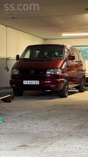 Sarkans Volkswagen Caravelle 1999 Dobele, ar dzinēja tilpumu 2.50 L un nobraukumu 280 tūkst. km par 7500 €, foto  vietnē AUTOMOTO.COM.LV