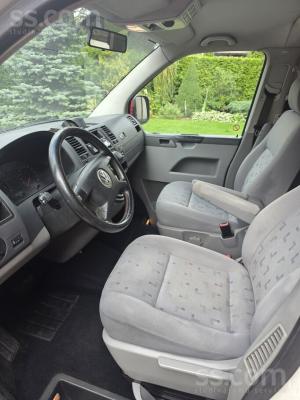 Red Volkswagen Caravelle 2007 in Riga, with an engine capacity of 2.50 L and mileage of 395 thousand km for 3990 €, photo 6 on AUTOMOTO.COM.LV