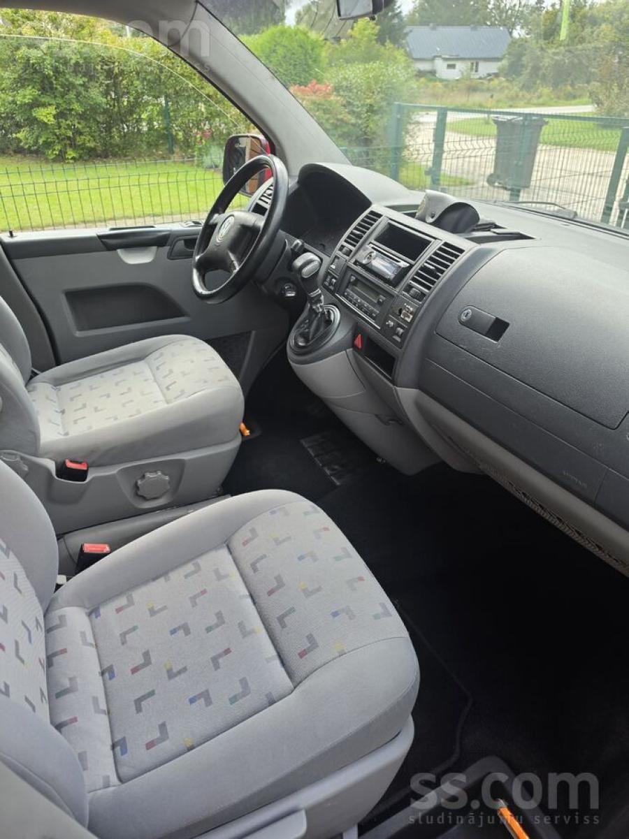 Red Volkswagen Caravelle 2007 in Riga, with an engine capacity of 2.50 L and mileage of 395 thousand km for 3990 €, photo 7 on AUTOMOTO.COM.LV