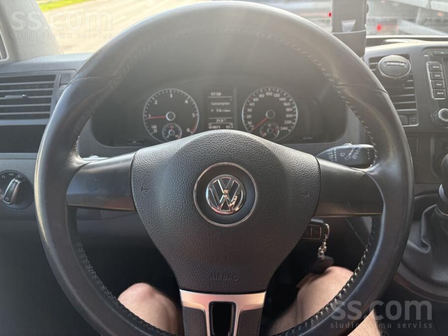 Sarkans Volkswagen Caravelle 2010 Rīga, ar dzinēja tilpumu 2.00 L un nobraukumu 428 tūkst. km par 9500 €, foto 10 vietnē AUTOMOTO.COM.LV