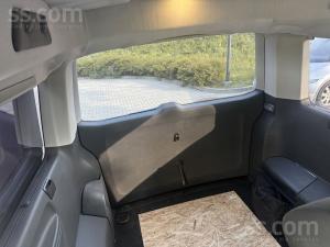 Sarkans Volkswagen Caravelle 2011 Daugavpils, ar dzinēja tilpumu 2.00 L un nobraukumu 289 tūkst. km par 9850 €, foto 14 vietnē AUTOMOTO.COM.LV