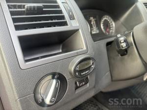 Sarkans Volkswagen Caravelle 2011 Daugavpils, ar dzinēja tilpumu 2.00 L un nobraukumu 289 tūkst. km par 9850 €, foto 18 vietnē AUTOMOTO.COM.LV