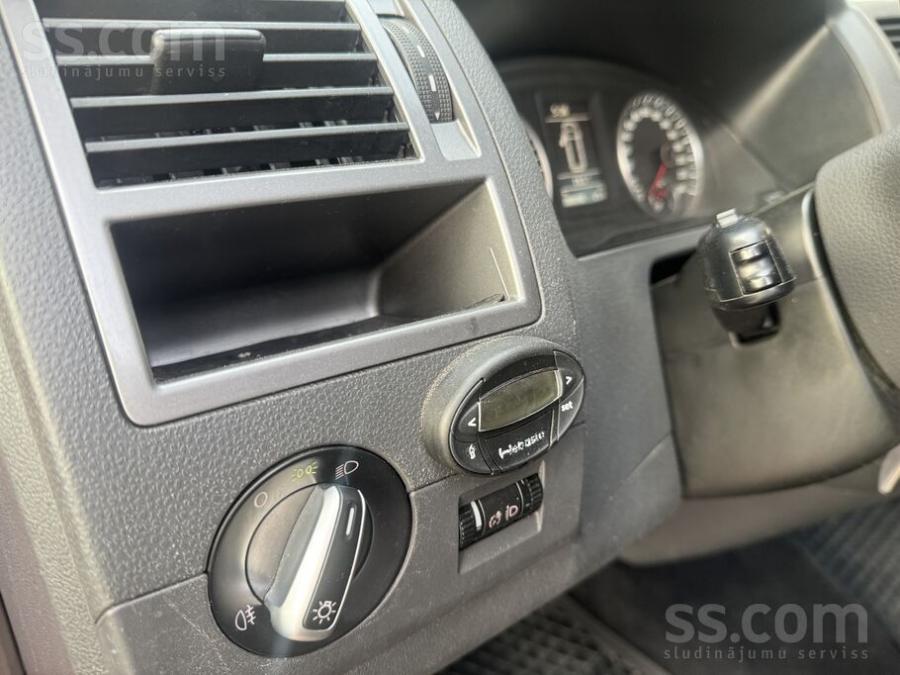 Sarkans Volkswagen Caravelle 2011 Daugavpils, ar dzinēja tilpumu 2.00 L un nobraukumu 289 tūkst. km par 9850 €, foto 18 vietnē AUTOMOTO.COM.LV