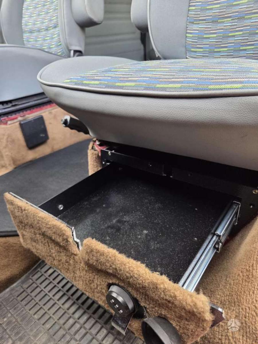 Sarkans Volkswagen Caravelle 1988 Klaipėda, ar dzinēja tilpumu 1.90 L un nobraukumu 293 tūkst. km par 19500 €, foto 11 vietnē AUTOMOTO.COM.LV