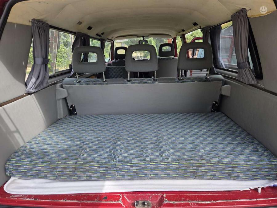 Sarkans Volkswagen Caravelle 1988 Klaipėda, ar dzinēja tilpumu 1.90 L un nobraukumu 293 tūkst. km par 19500 €, foto 16 vietnē AUTOMOTO.COM.LV