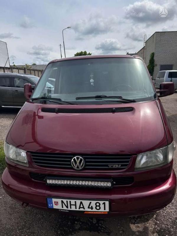 Red Volkswagen Caravelle 1997 in Alytus, with an engine capacity of 2.46 L and mileage of 260 thousand km for 6200 €, photo 2 on AUTOMOTO.COM.LV