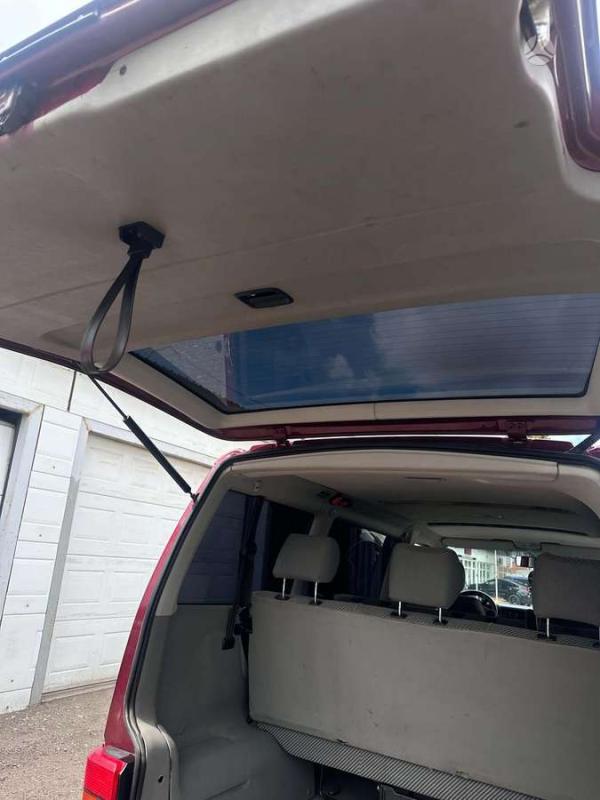 Red Volkswagen Caravelle 1997 in Alytus, with an engine capacity of 2.46 L and mileage of 260 thousand km for 6200 €, photo 4 on AUTOMOTO.COM.LV