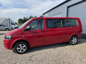 Red Volkswagen Caravelle 2014 in Kaunas, with an engine capacity of 1.97 L and mileage of 250 thousand km for 8400 €, photo 4 on AUTOMOTO.COM.LV