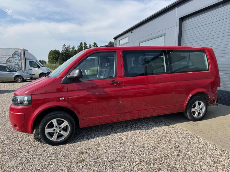 Red Volkswagen Caravelle 2014 in Kaunas, with an engine capacity of 1.97 L and mileage of 250 thousand km for 8400 €, photo 4 on AUTOMOTO.COM.LV