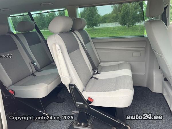 Sarkans Volkswagen Caravelle 2015 Tallina, ar dzinēja tilpumu 2.00 L un nobraukumu 259 tūkst. km par 14990 €, foto 11 vietnē AUTOMOTO.COM.LV