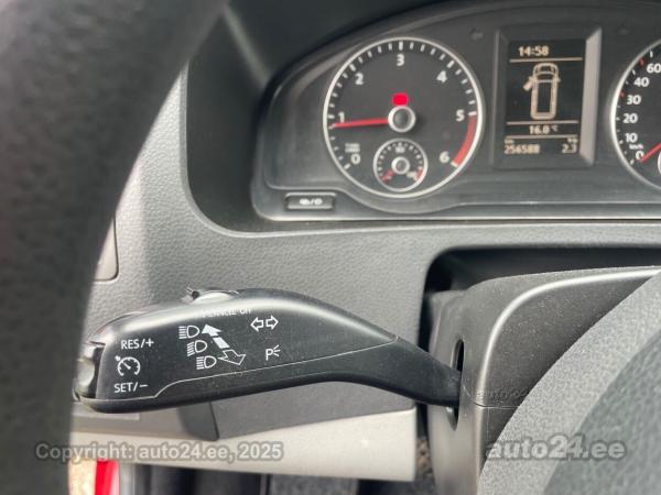 Sarkans Volkswagen Caravelle 2015 Tallina, ar dzinēja tilpumu 2.00 L un nobraukumu 259 tūkst. km par 14990 €, foto 11 vietnē AUTOMOTO.COM.LV