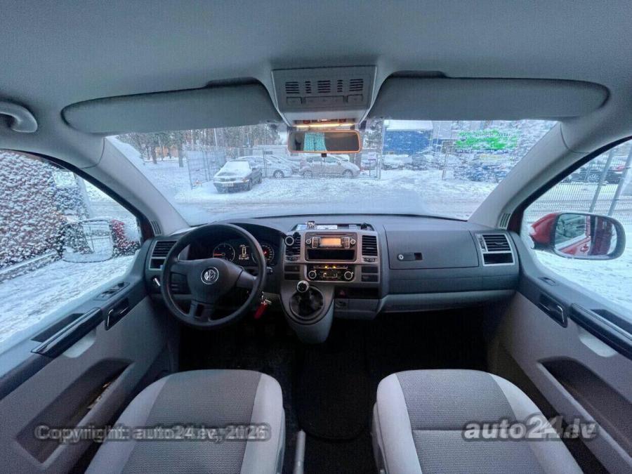Sarkans Volkswagen Caravelle 2015 Tallina, ar dzinēja tilpumu 2.00 L un nobraukumu 262 tūkst. km par 13900 €, foto 7 vietnē AUTOMOTO.COM.LV