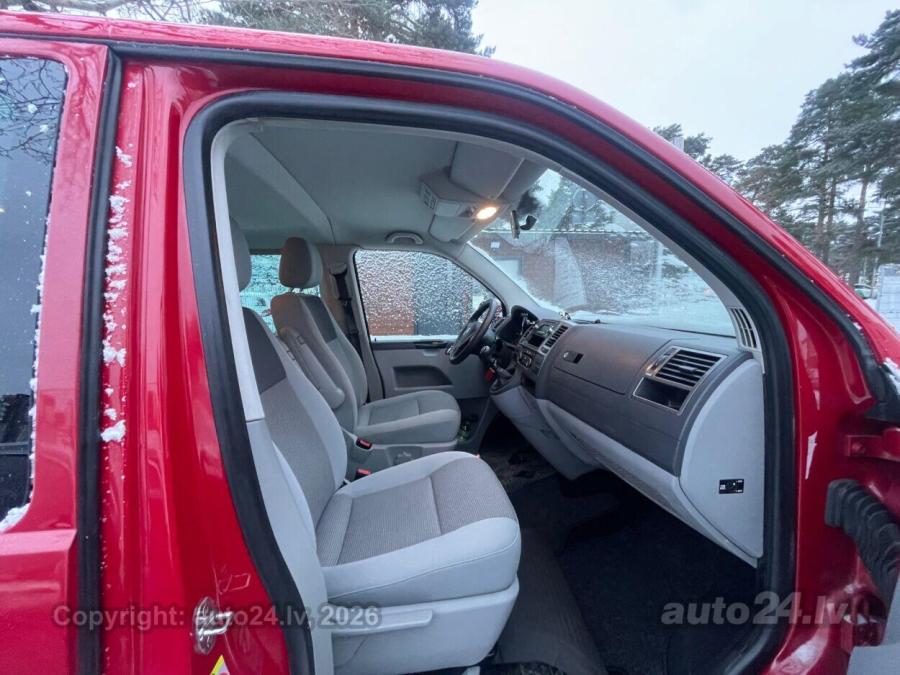 Red Volkswagen Caravelle 2015 in Tallinn, with an engine capacity of 2.00 L and mileage of 263 thousand km for 13500 €, photo 10 on AUTOMOTO.COM.LV