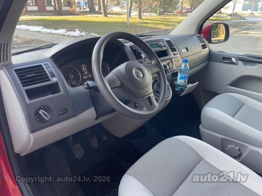 Sarkans Volkswagen Caravelle 2015 Tallina, ar dzinēja tilpumu 2.00 L un nobraukumu 265 tūkst. km par 12900 €, foto 10 vietnē AUTOMOTO.COM.LV