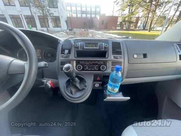 Sarkans Volkswagen Caravelle 2015 Tallina, ar dzinēja tilpumu 2.00 L un nobraukumu 265 tūkst. km par 12900 €, foto 11 vietnē AUTOMOTO.COM.LV