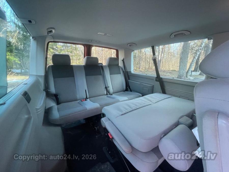 Sarkans Volkswagen Caravelle 2015 Tallina, ar dzinēja tilpumu 2.00 L un nobraukumu 265 tūkst. km par 12900 €, foto 12 vietnē AUTOMOTO.COM.LV