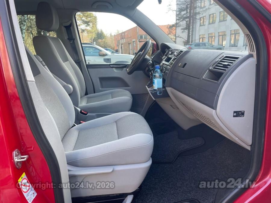 Sarkans Volkswagen Caravelle 2015 Tallina, ar dzinēja tilpumu 2.00 L un nobraukumu 265 tūkst. km par 12900 €, foto 15 vietnē AUTOMOTO.COM.LV