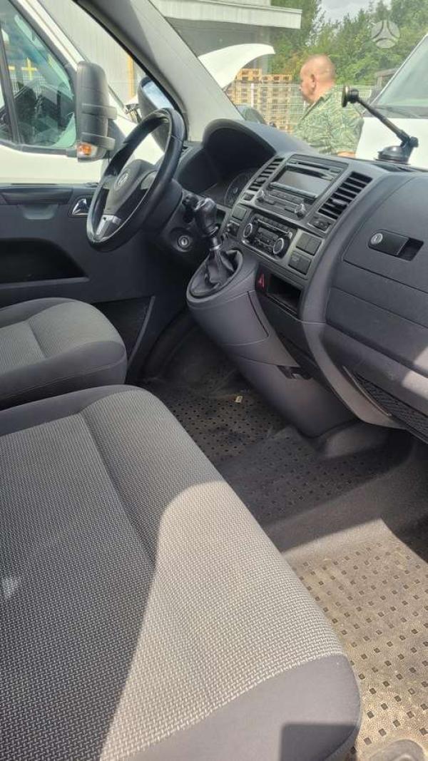 Violet Volkswagen Caravelle 2012 in Telschi, with an engine capacity of 1.97 L and mileage of 279 thousand km for 10250 €, photo 10 on AUTOMOTO.COM.LV