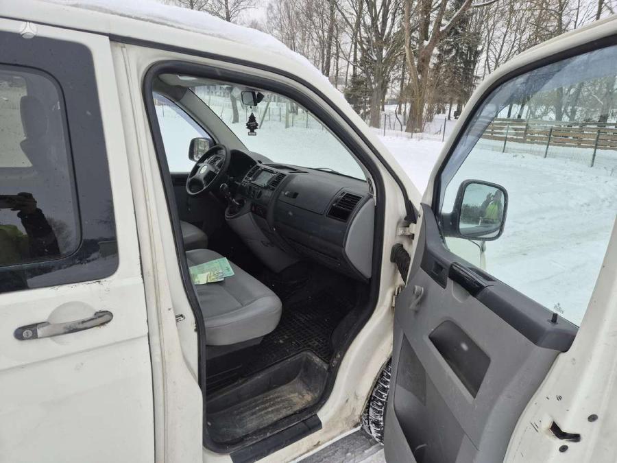 White Volkswagen Caravelle 2006 in Vilnius, with an engine capacity of 1.86 L and mileage of 23 thousand km for 3500 €, photo 12 on AUTOMOTO.COM.LV