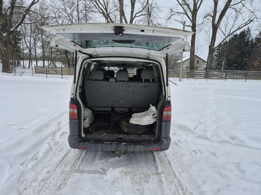 White Volkswagen Caravelle 2006 in Vilnius, with an engine capacity of 1.86 L and mileage of 23 thousand km for 3500 €, photo 16 on AUTOMOTO.COM.LV