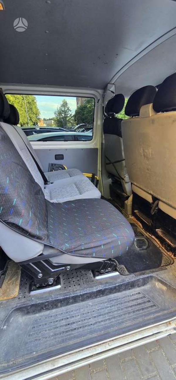 White Volkswagen Caravelle 2007 in Vilnius, with an engine capacity of 2.46 L and mileage of 328 thousand km for 3800 €, photo 6 on AUTOMOTO.COM.LV