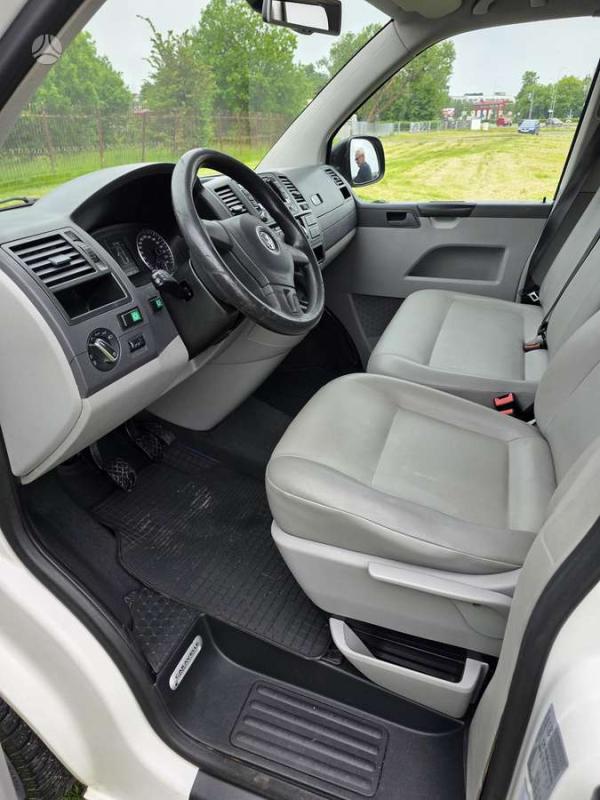 Balts Volkswagen Caravelle 2010 Kauņa, ar dzinēja tilpumu 1.97 L un nobraukumu 397 tūkst. km par 10000 €, foto 5 vietnē AUTOMOTO.COM.LV